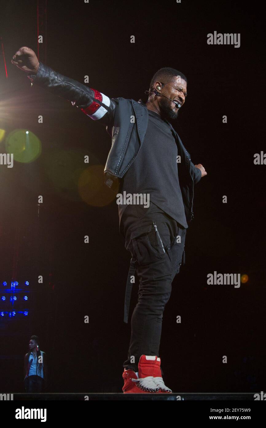 MIAMI, FL - DECEMBER 13: Usher performs at American Airlines Arena on ...