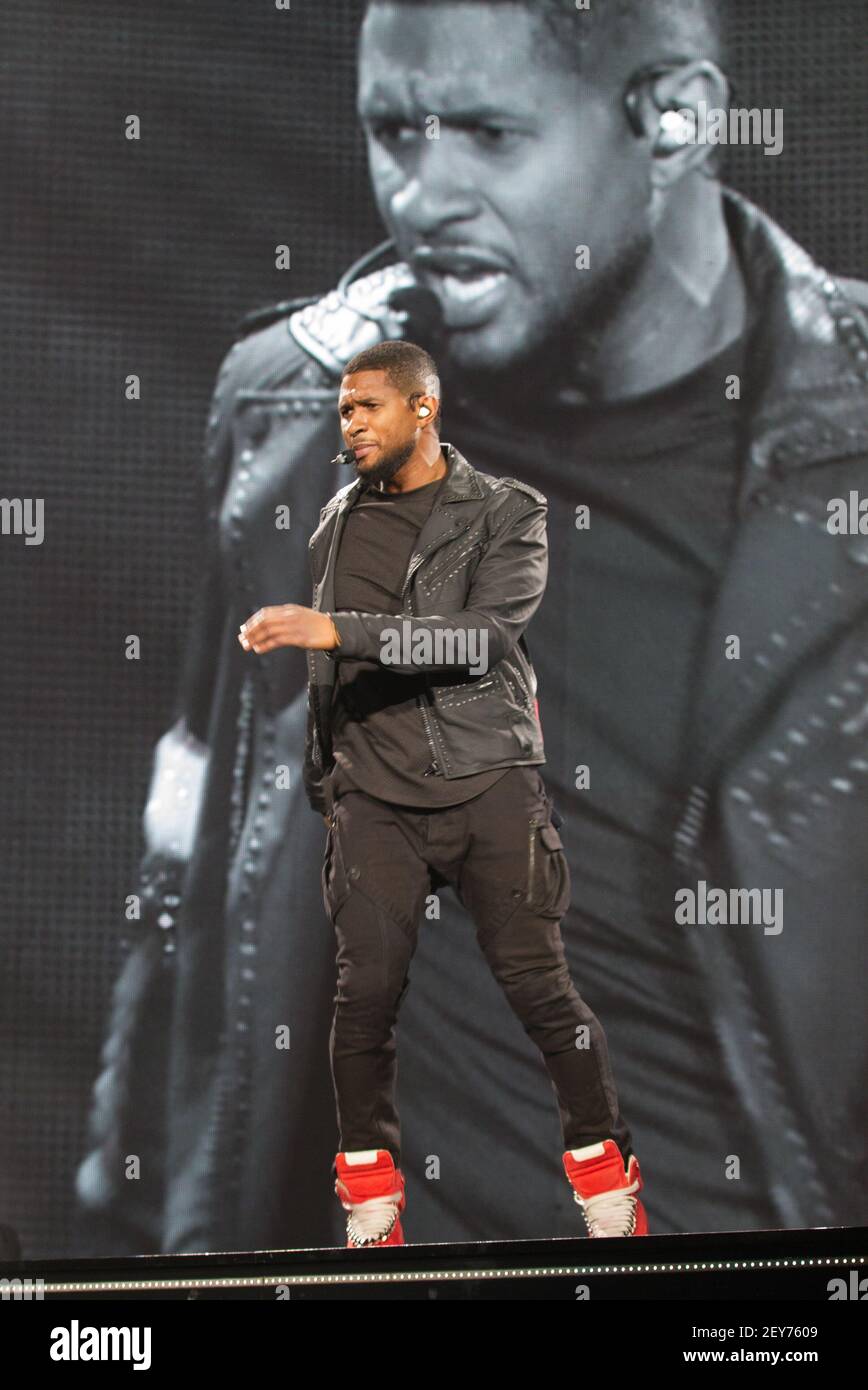 MIAMI, FL - DECEMBER 13: Usher performs at American Airlines Arena on ...