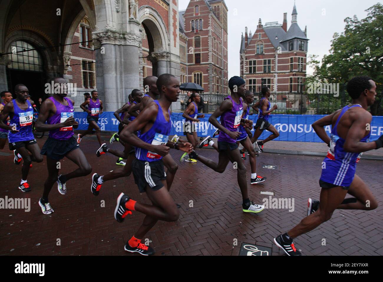 Marathon of Amsterdam Elite Runners run through the Rijksmuseum in ...