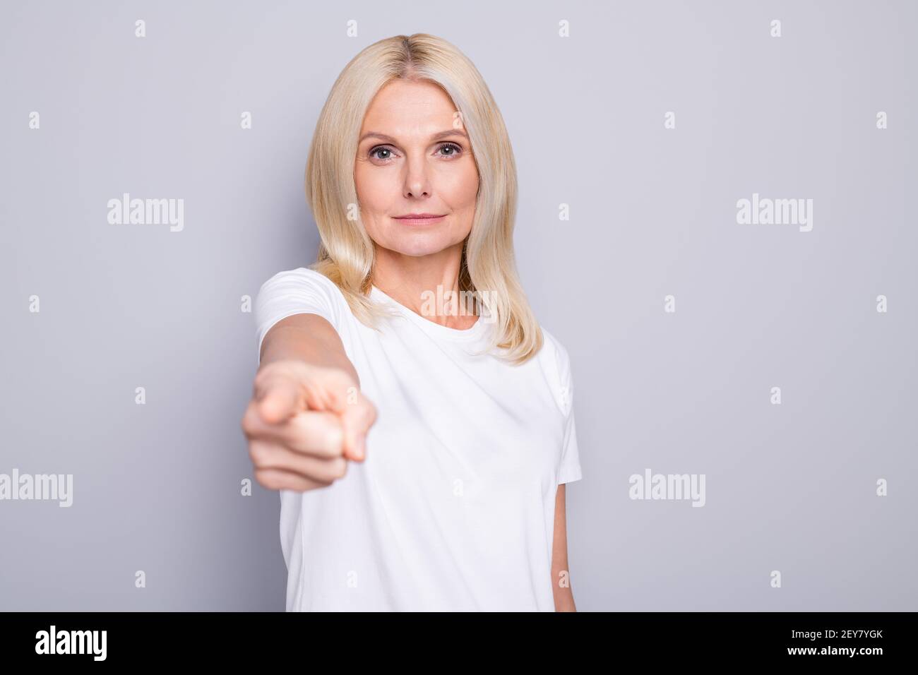 Photo portrait of serious old woman pointing finger at you camera ...