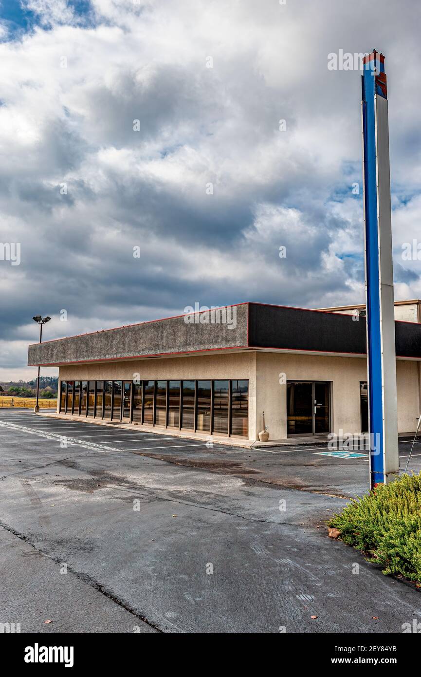 Abandoned car dealership hi-res stock photography and images - Alamy