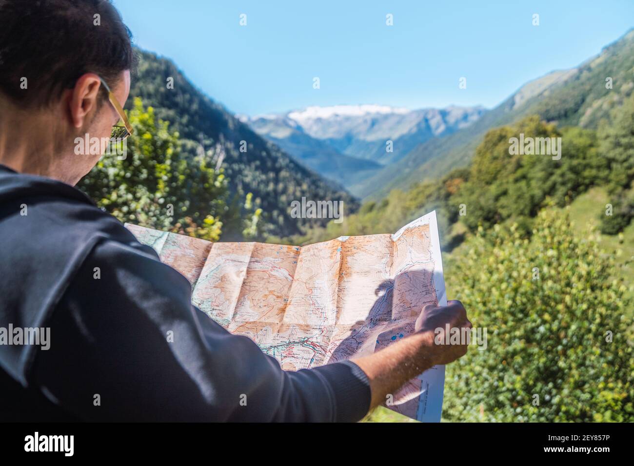 Family exploring map hi-res stock photography and images - Alamy