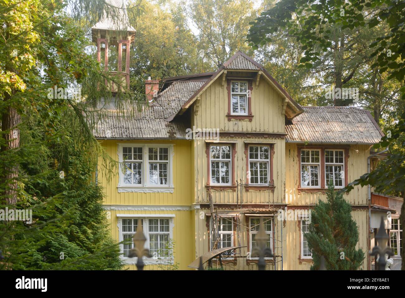 Timber frame building restoration hi-res stock photography and images ...