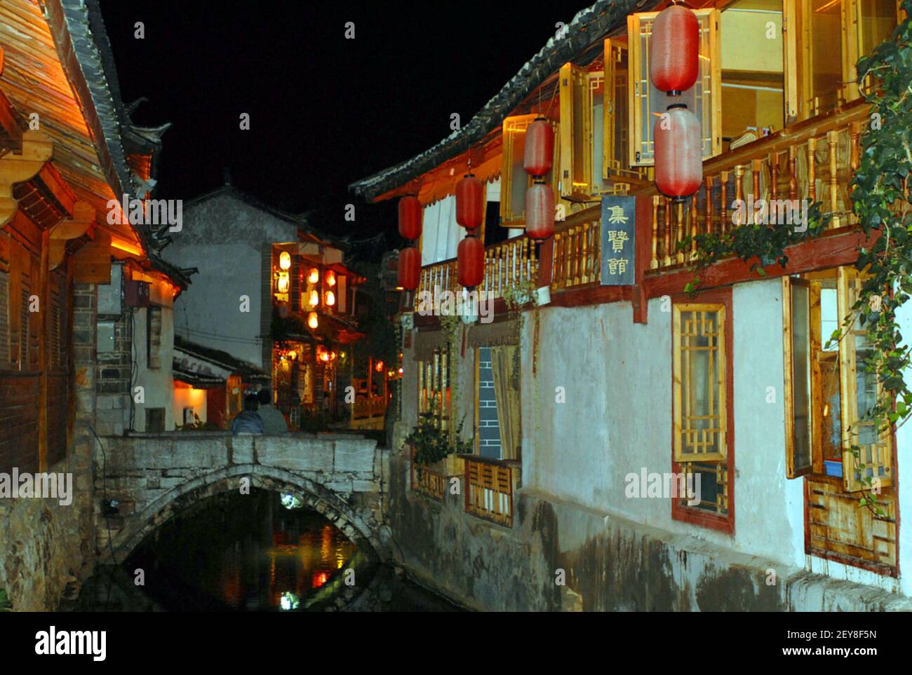 NIGHT SCENE ,LIJIANG, YUNNAN PROVINCE, CHINA. PIC MIKE WALKER ...