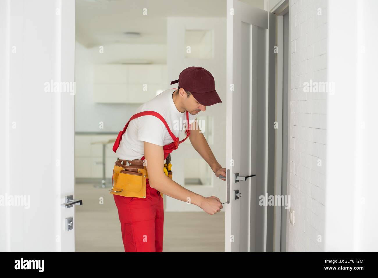 The master adjusts the fittings in the doors. The plastic door jammed ...