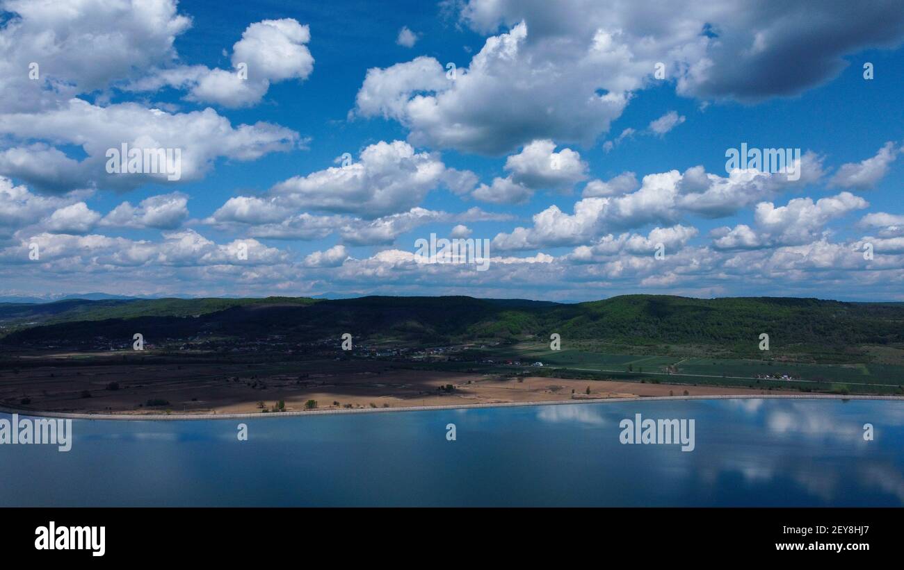 Misty fields lake hills hi-res stock photography and images - Alamy