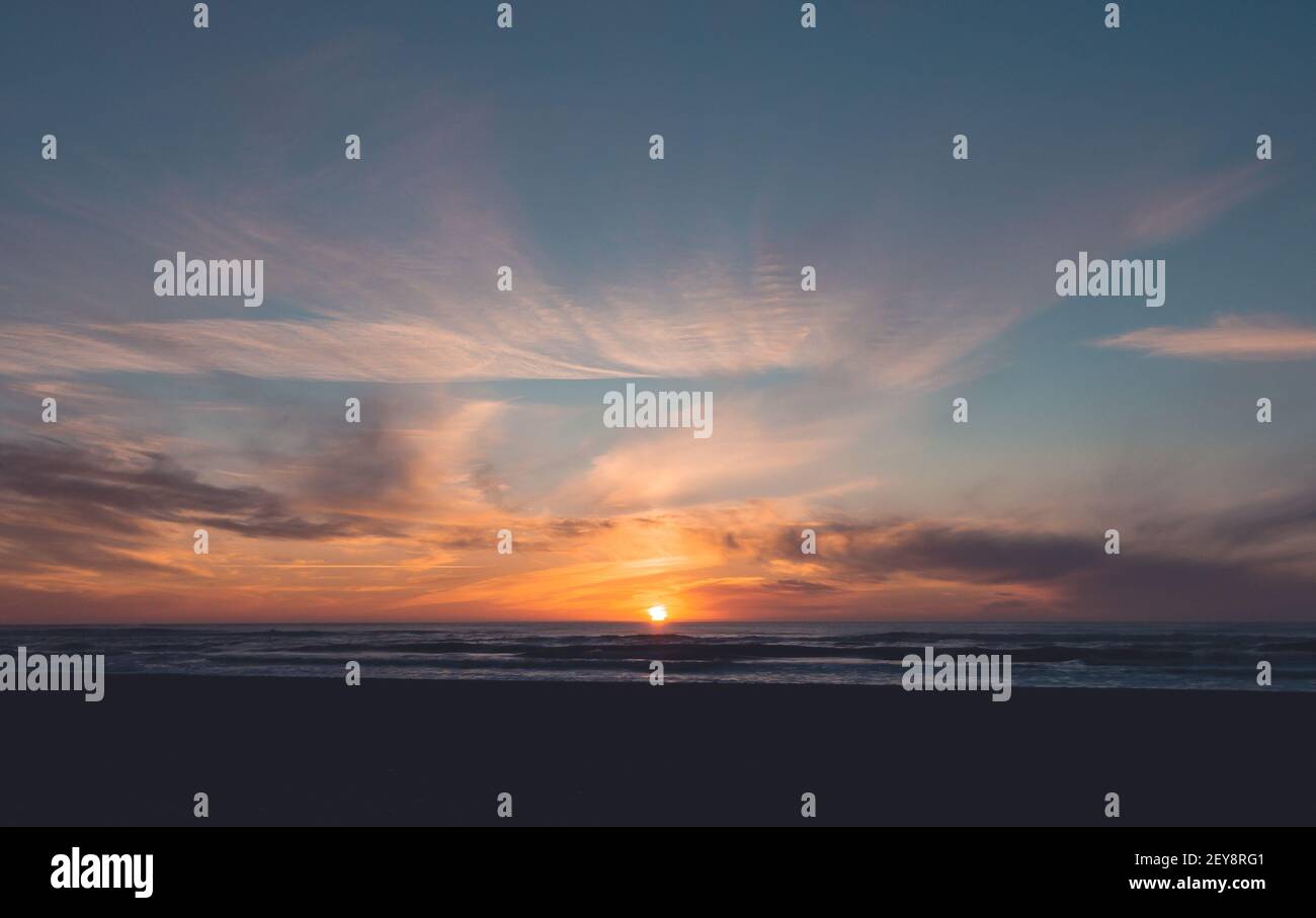 The breathtaking sunset over the endless ocean in the cloudy sk Stock ...
