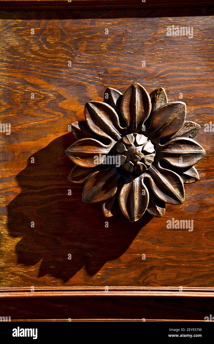 Flower pattern plate hi-res stock photography and images - Alamy