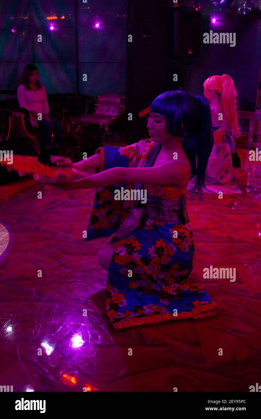 TOKYO, JAPAN - NOVEMBER 26, 2018: Traditional Japanese dancer dancing ...