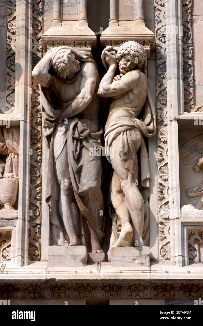 Italy two statue of a men in the front of duomo Stock Photo - Alamy