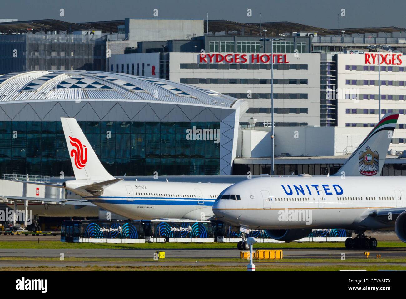 Aircraft roll in roll out hi-res stock photography and images - Alamy