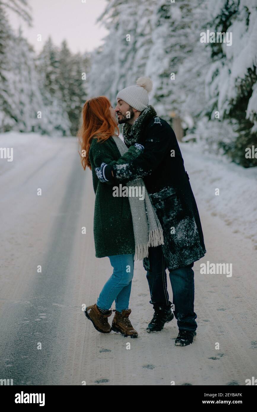 Kissing in the middle of the road hi-res stock photography and images ...