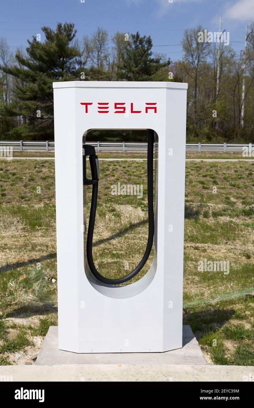 A Tesla electric vehicle Supercharging Station along Interstate 95 in ...