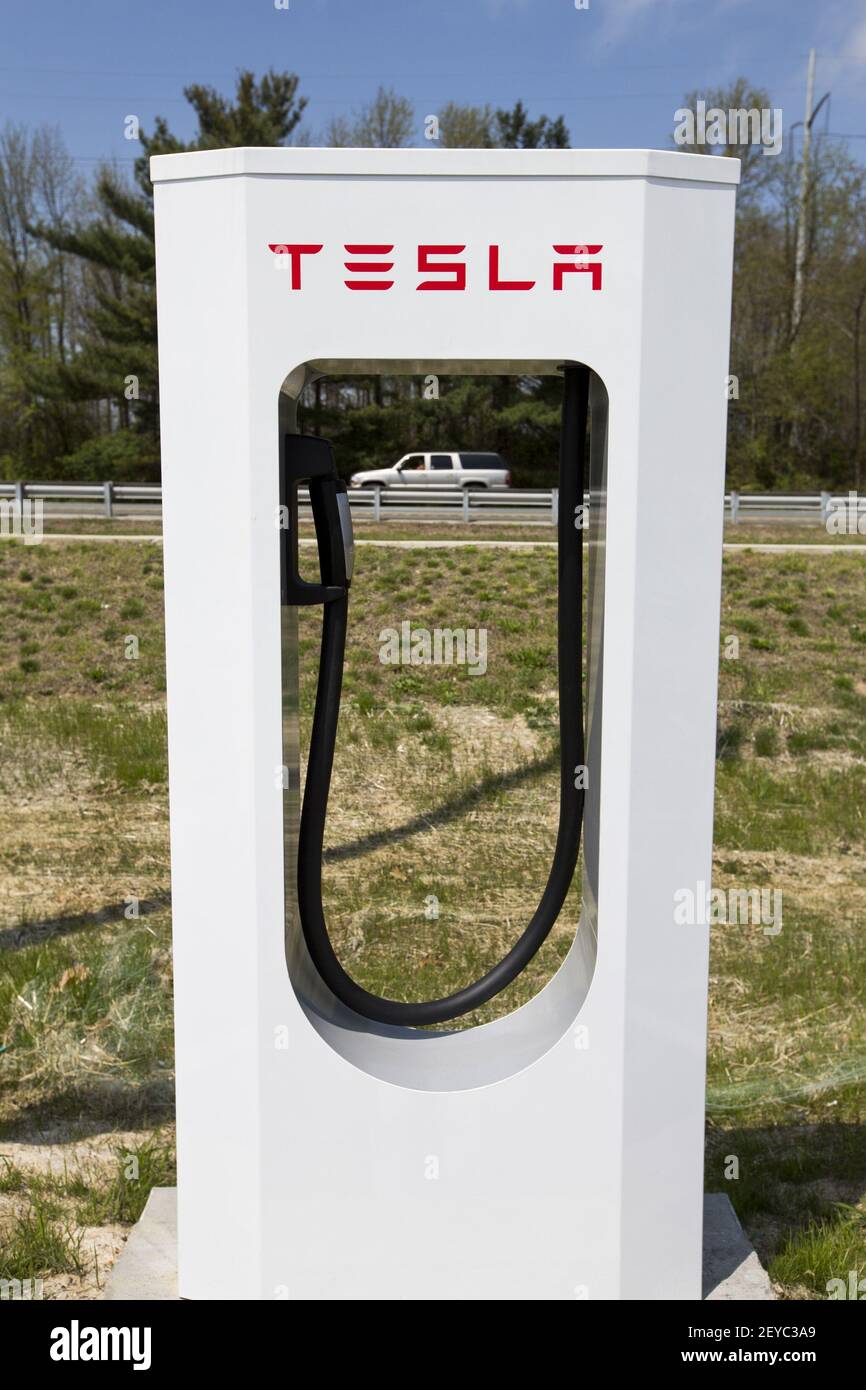 A Tesla electric vehicle Supercharging Station along Interstate 95 in ...