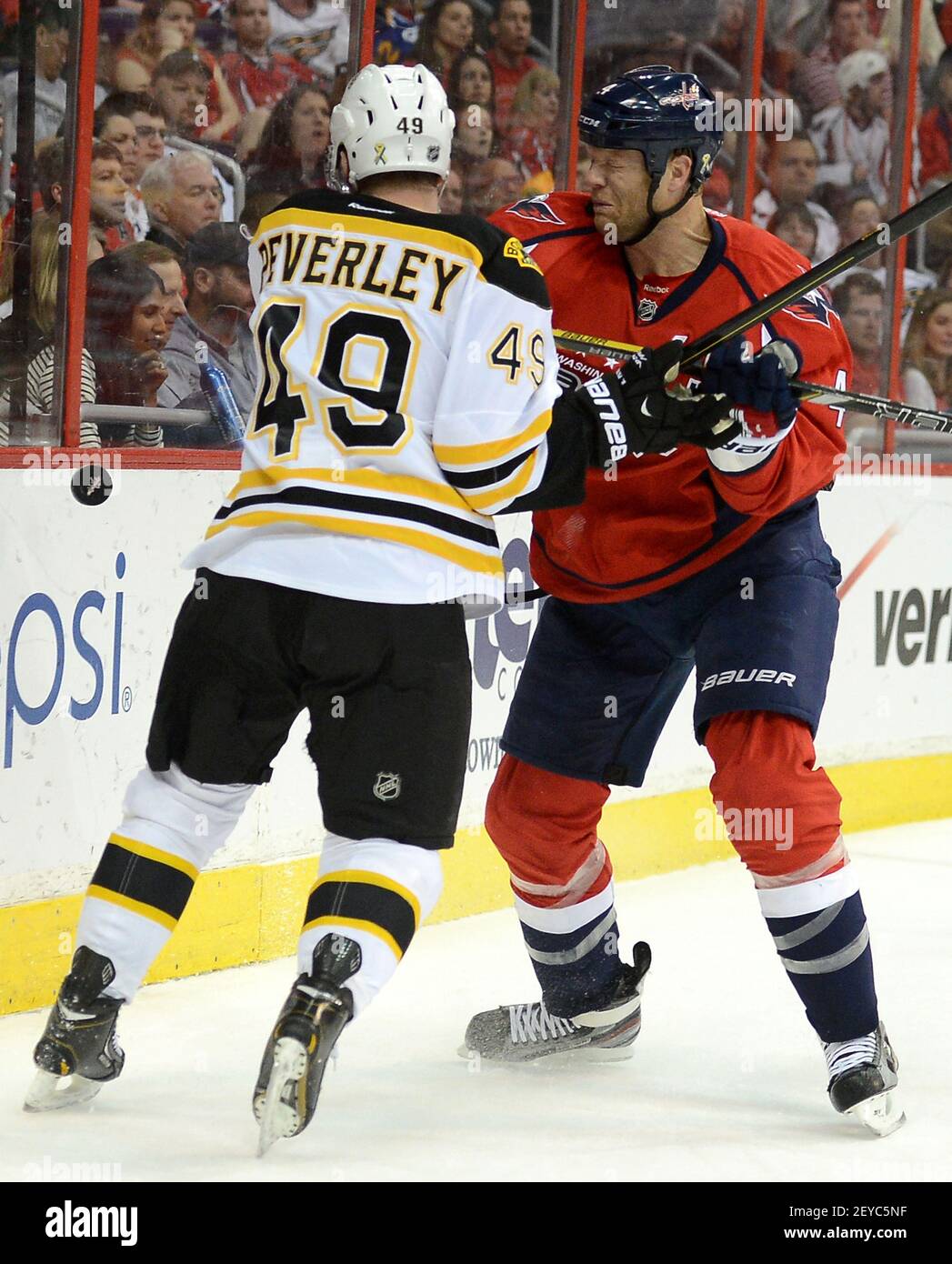 Washington Capitals defenseman John Erskine (4) hits Boston Bruins ...