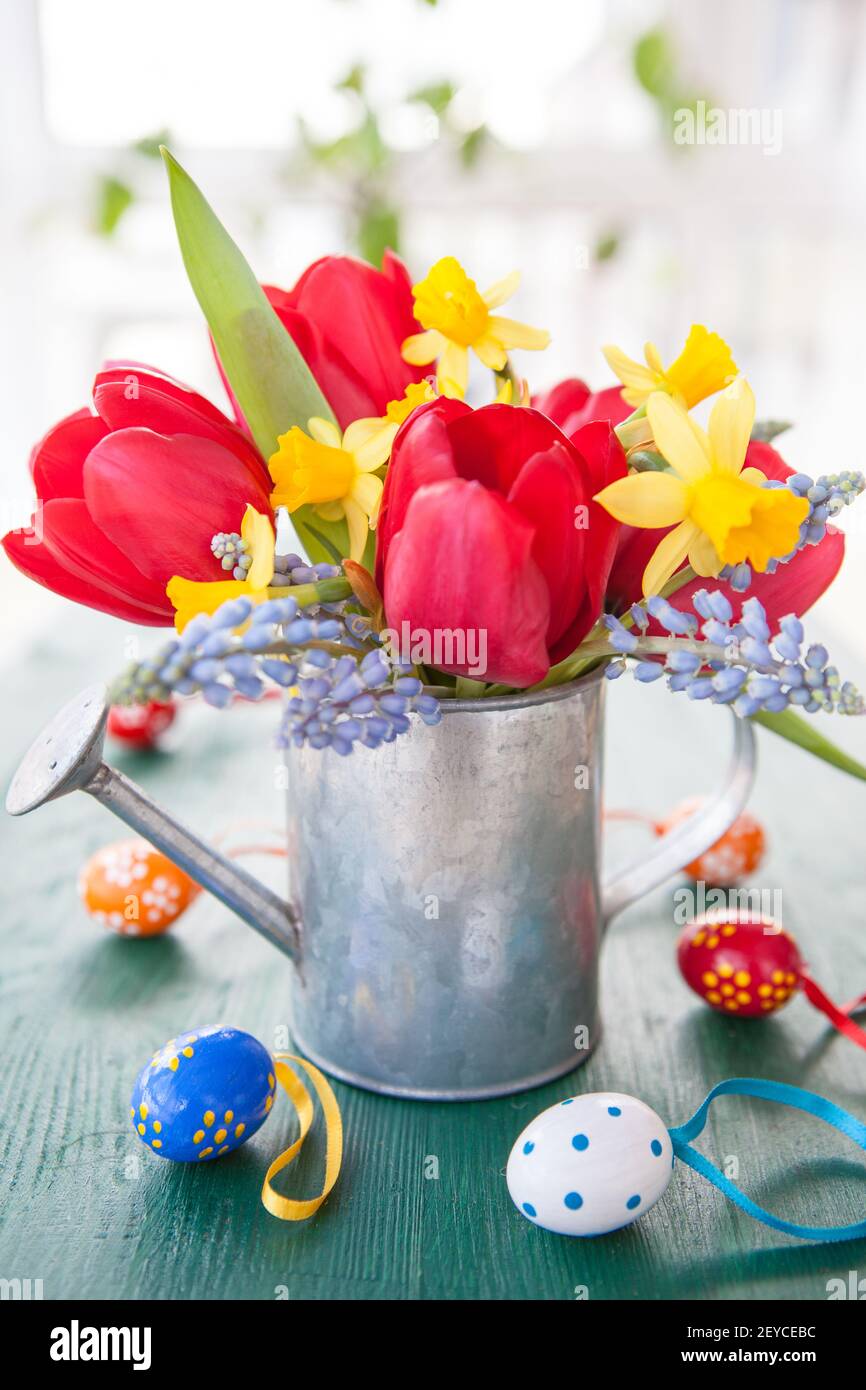 Spring flowers and easter eggs Stock Photo - Alamy