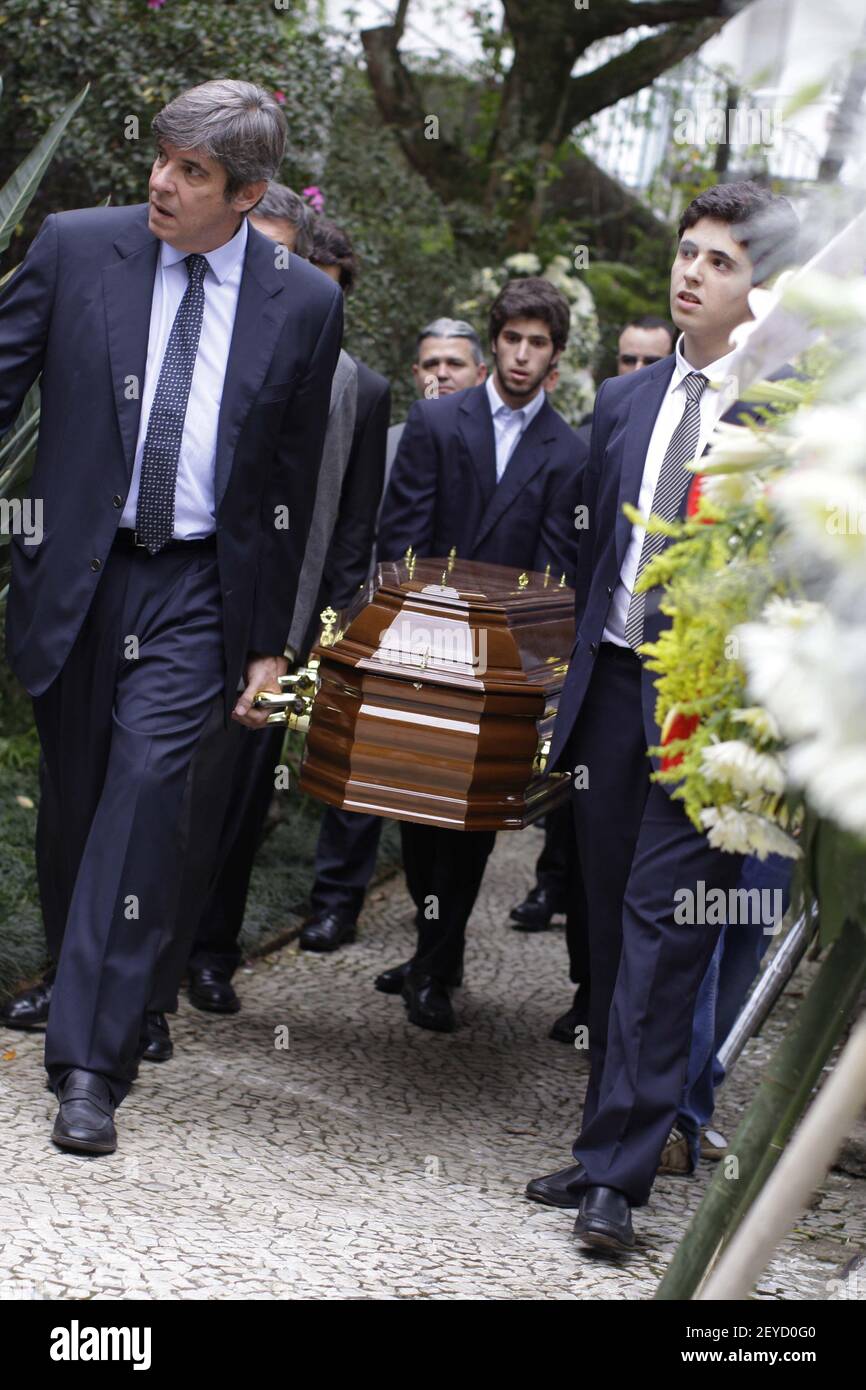 Family carrying the coffin during the funeral of Brazilian journalist ...