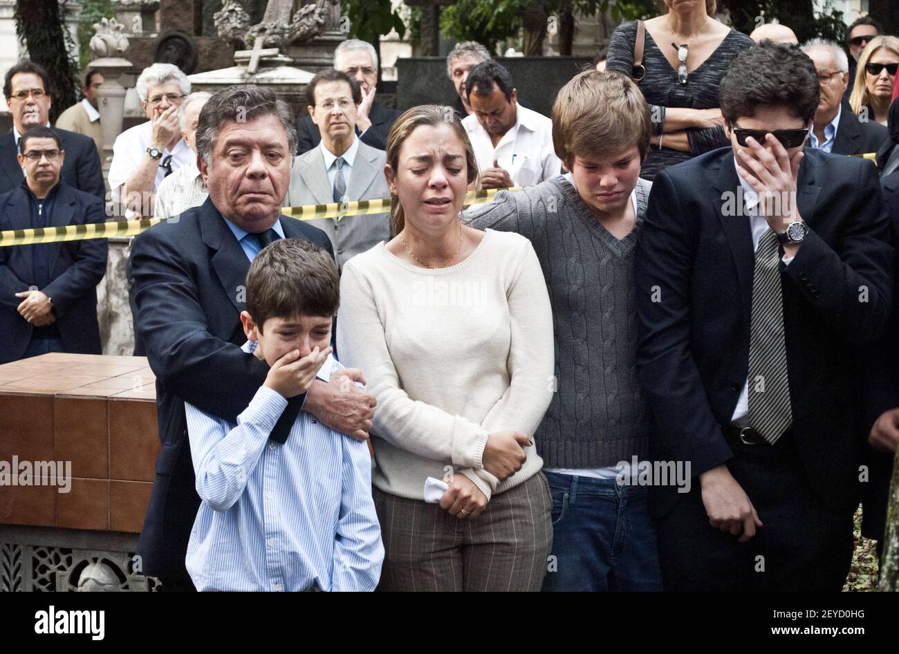 Family and friends during the funeral of Brazilian journalist Ruy ...