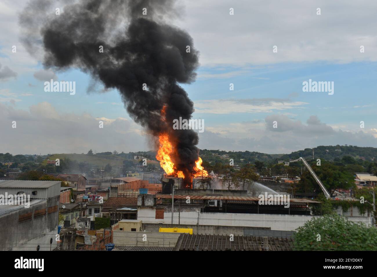 A Fire on a fuel tank in Jardim Primavera neighborhood in Duque de ...