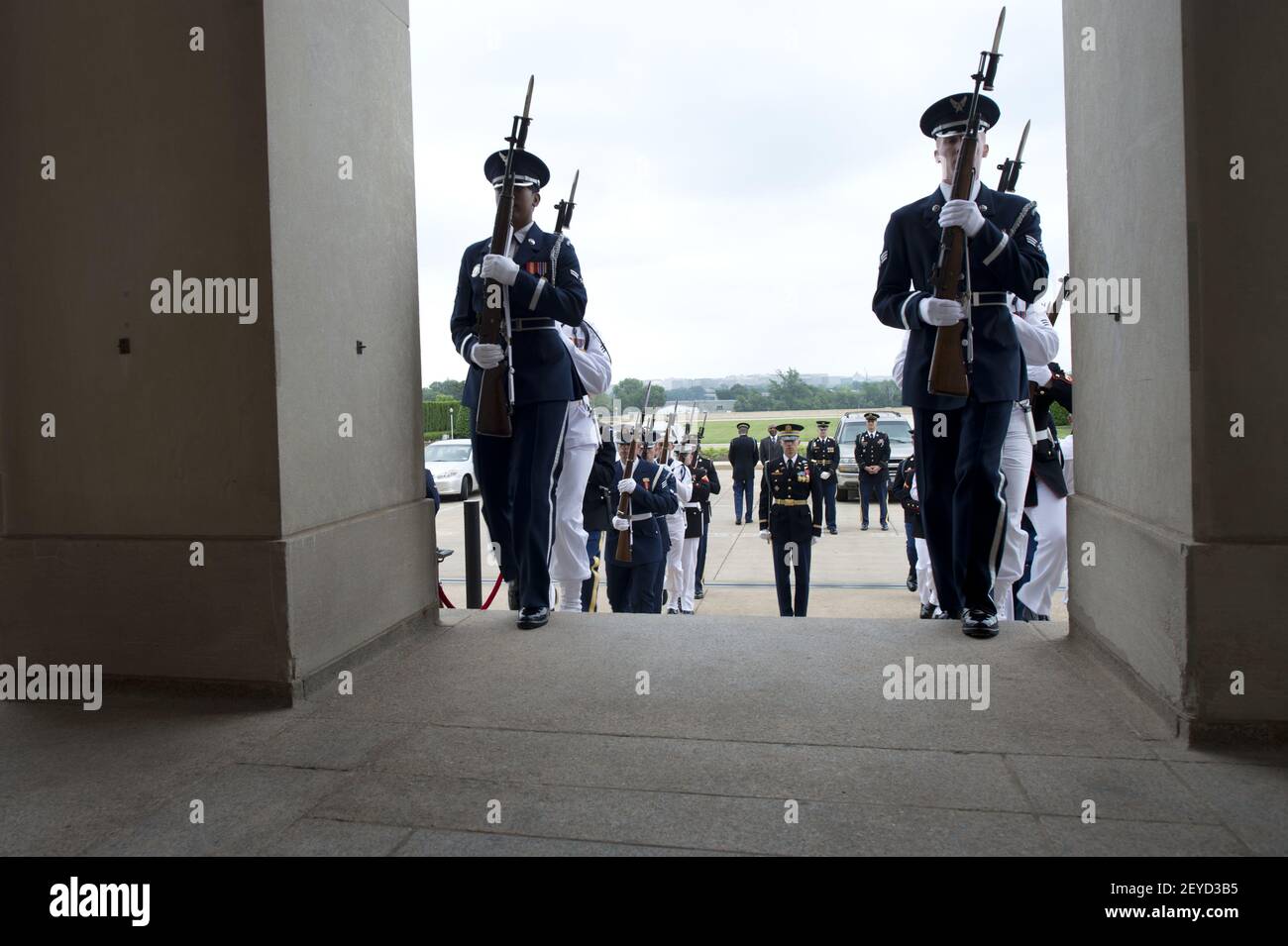 A U.S. military honor guard takes positions to welcome Australian ...