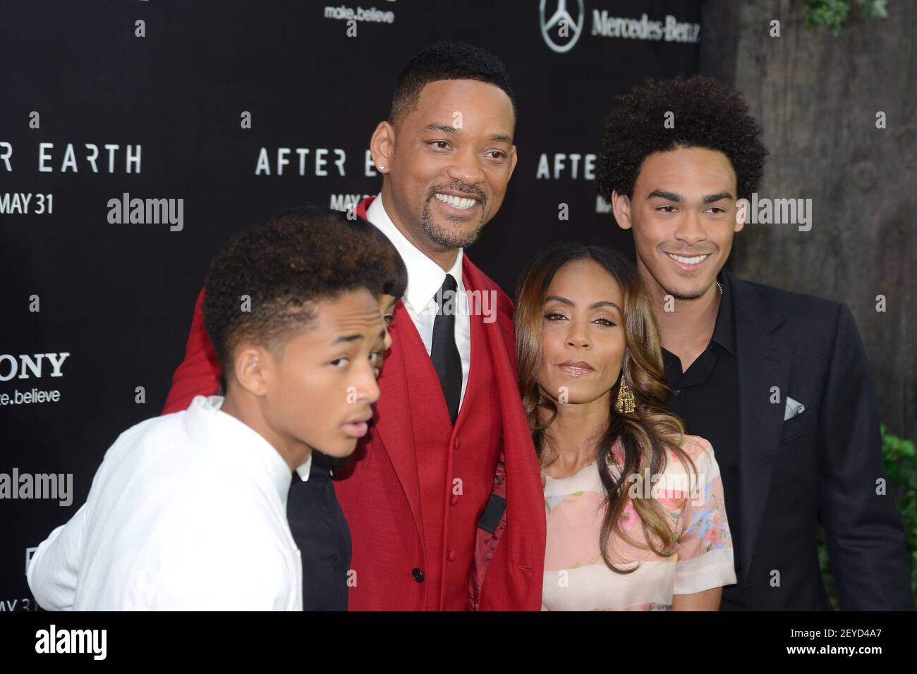 (L-R) Jaden Smith, Willow Smith, Will Smith, Jada Pinkett Smith and ...
