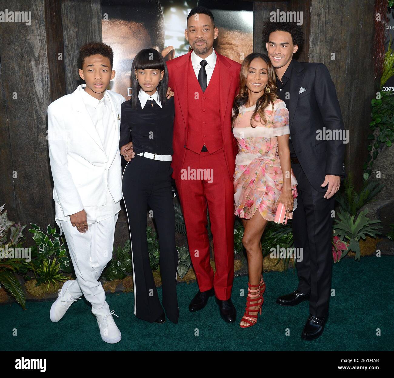 (L-R) Jaden Smith, Willow Smith, Will Smith, Jada Pinkett Smith and ...