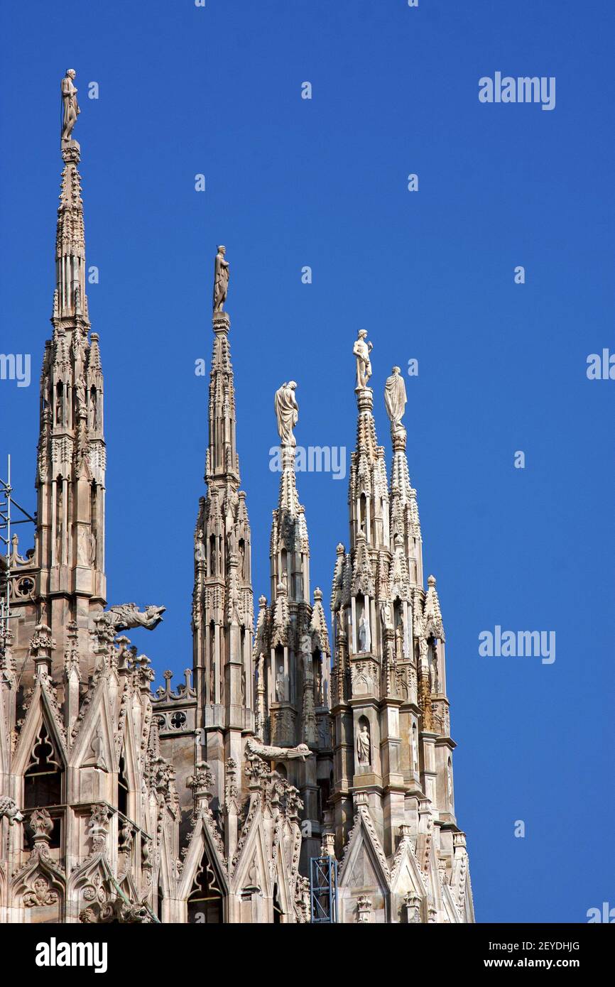 Spire italy church rose window front Stock Photo - Alamy