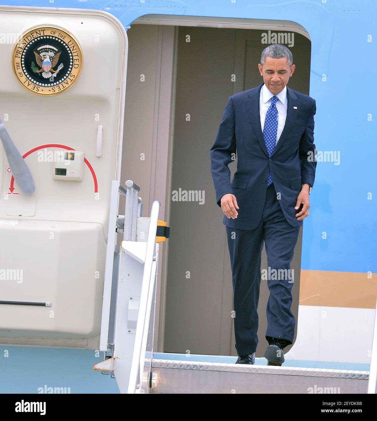 U.S. President Barack Obama arrives in Miami for a private DNC ...