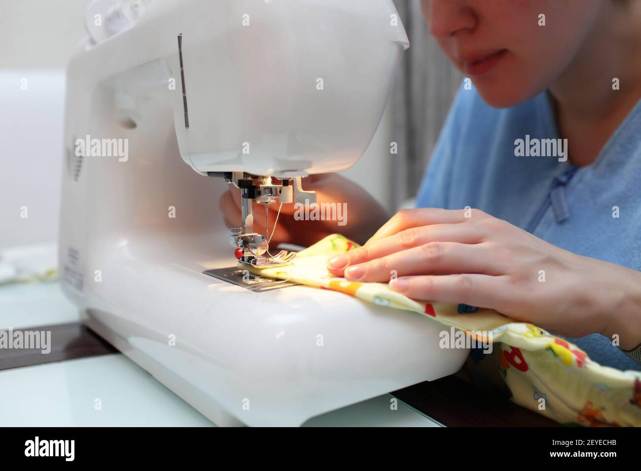 Girl working sewing machine hi-res stock photography and images - Alamy
