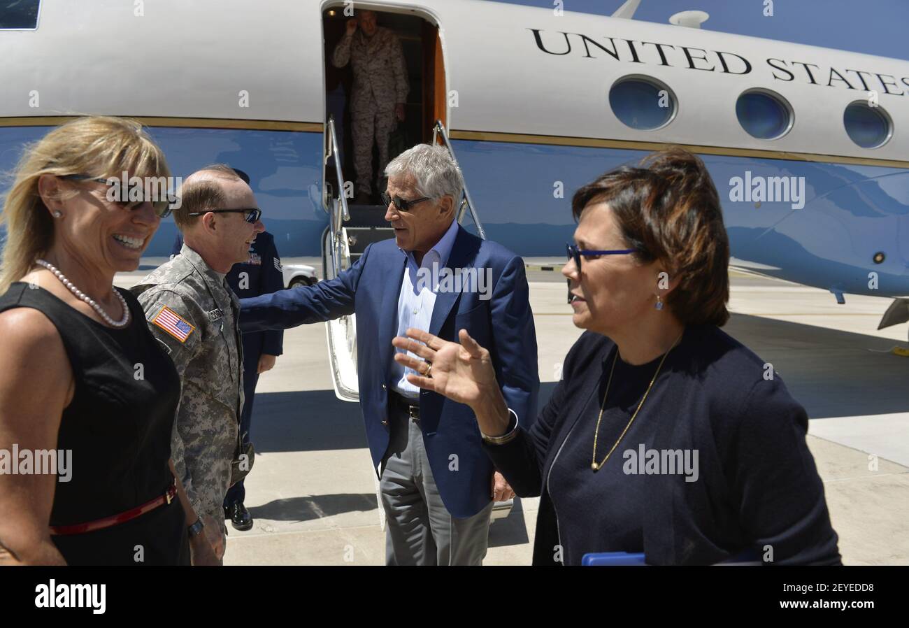 Secretary of Defense Chuck Hagel is greeted by Gen. Chuck Jacoby ...