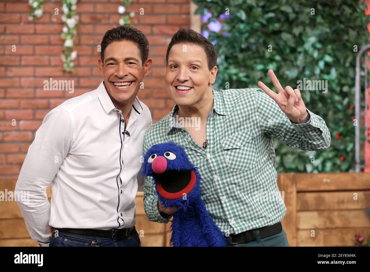 Johnny Lozada, Elmo and Raul Gonzalez visit "Despierta America ...
