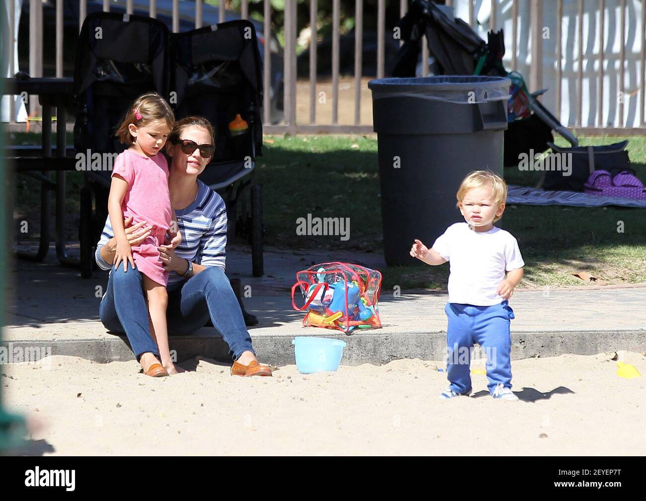 Jennifer Garner takes her three kids Violet, Samuel and Seraphina to a ...