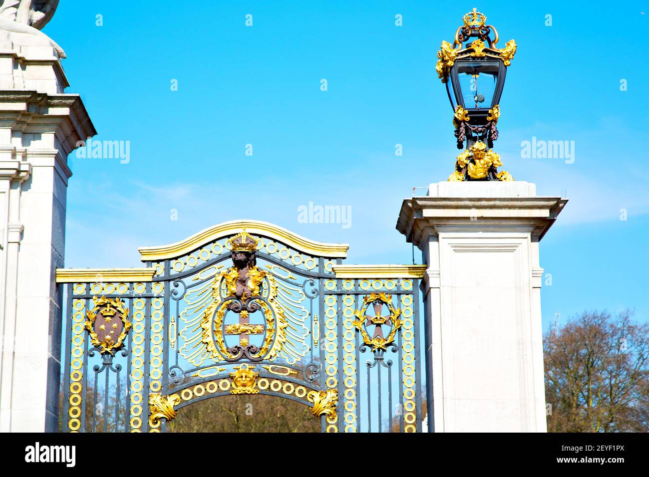 In london england old metal gate royal palace Stock Photo - Alamy