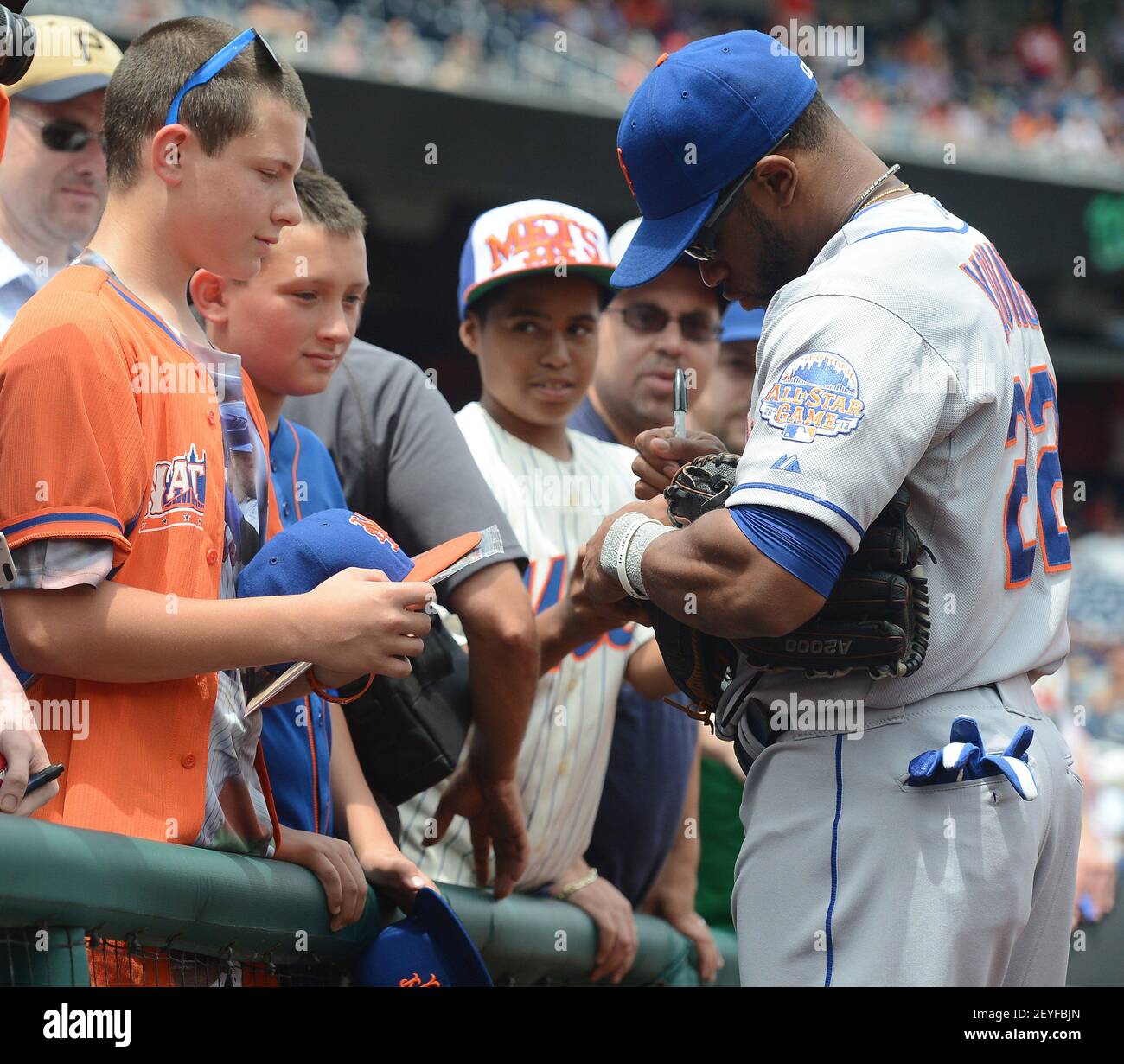 New York Mets left fielder Eric Young Jr. (Photo by 22) signs ...
