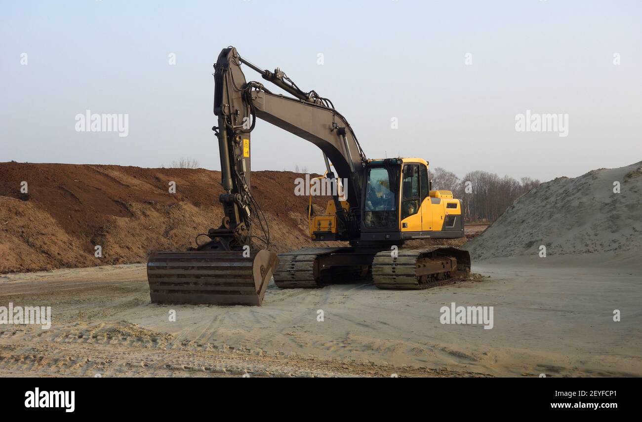 Large crawler excavator hi-res stock photography and images - Alamy