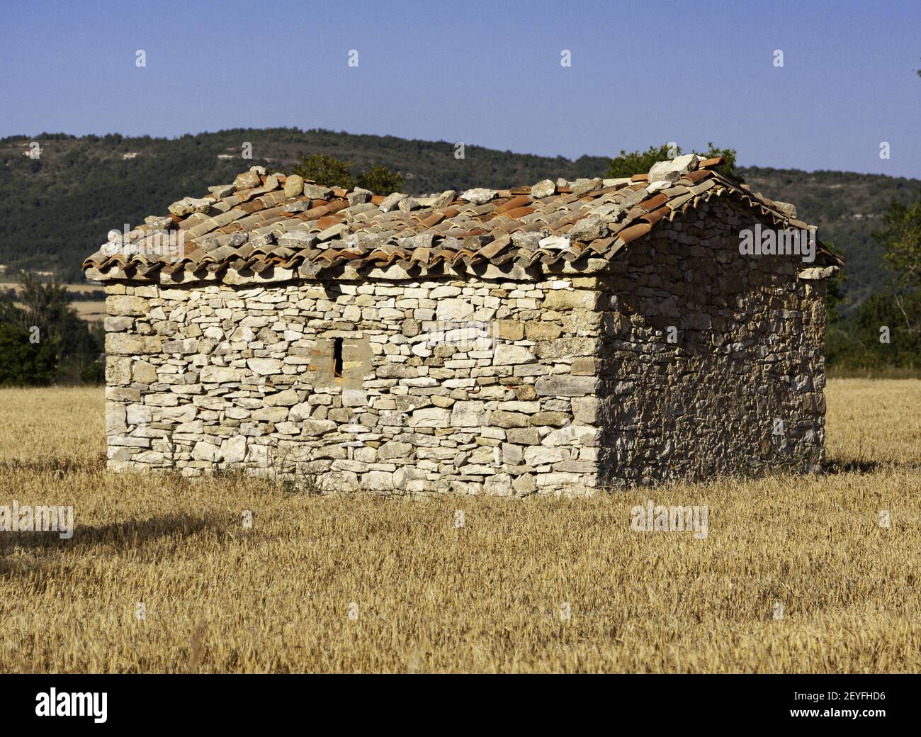 A stone cabin in the fields Stock Photo - Alamy