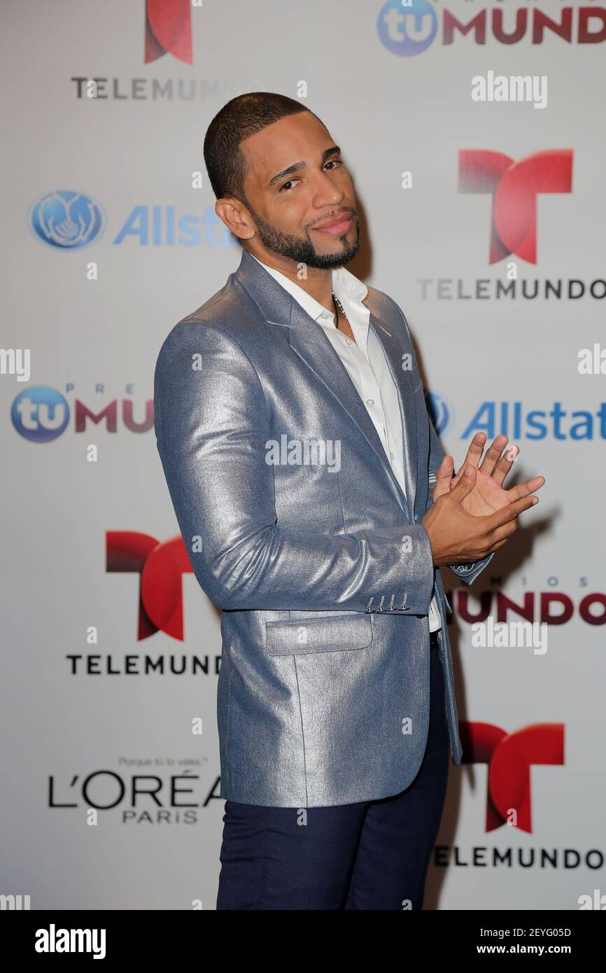 Henry Santos poses backstage at Telemundo's Premios Tu Mundo Awards at ...