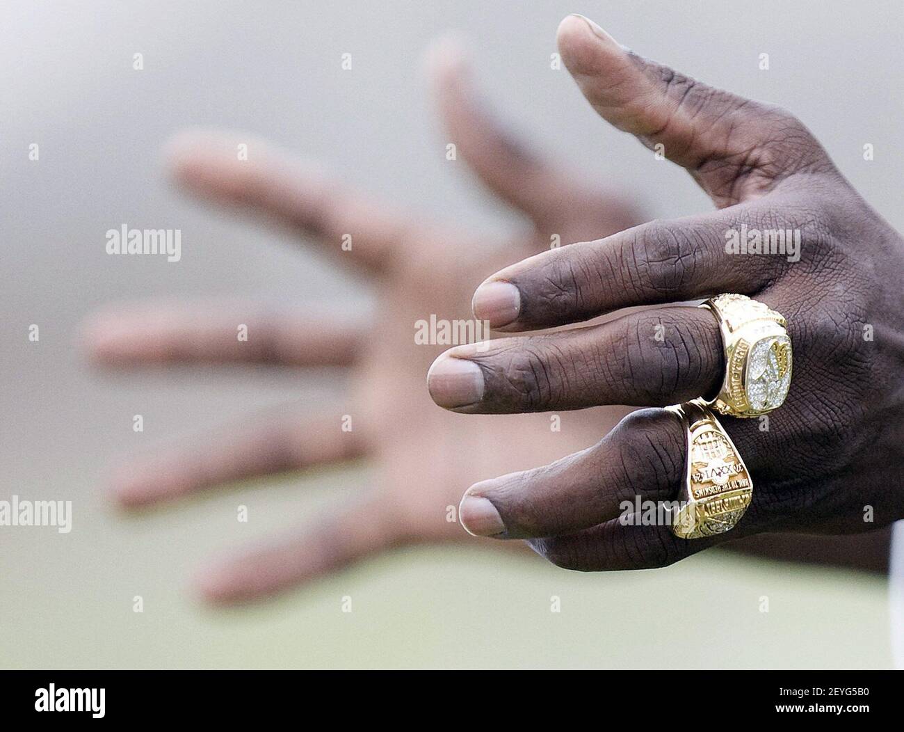 Jumpy Geathers shows off his Super Bowl rings while talking to children ...