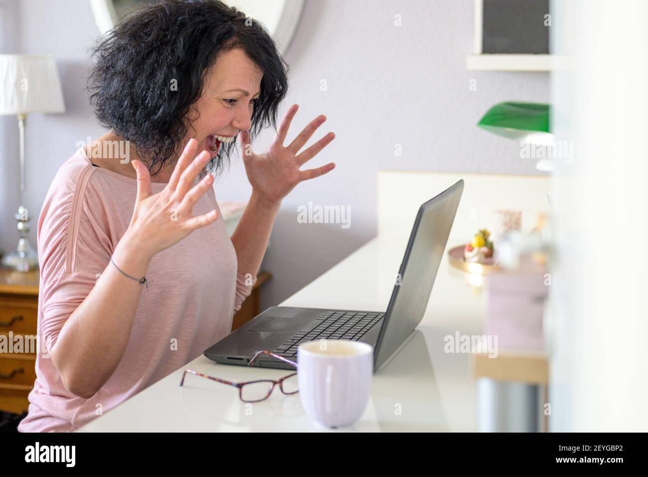 Woman crying computer hi-res stock photography and images - Alamy