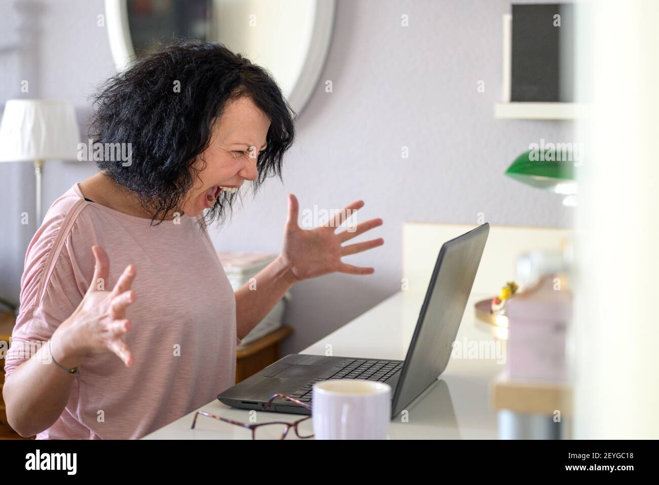 Woman crying computer hi-res stock photography and images - Alamy