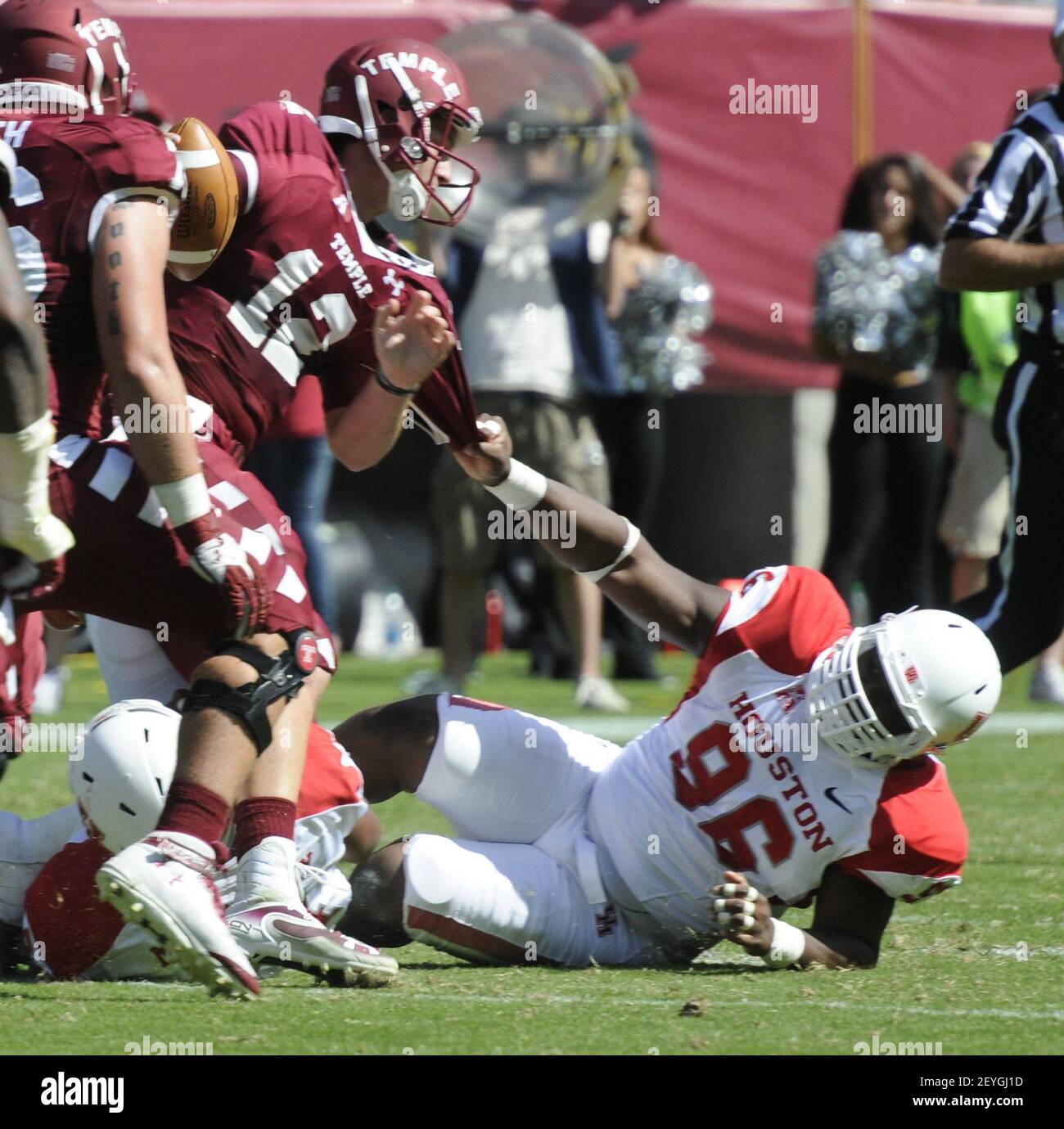 Houston's Jermiah Farley (96) pulls down Temple quarterback Connor ...