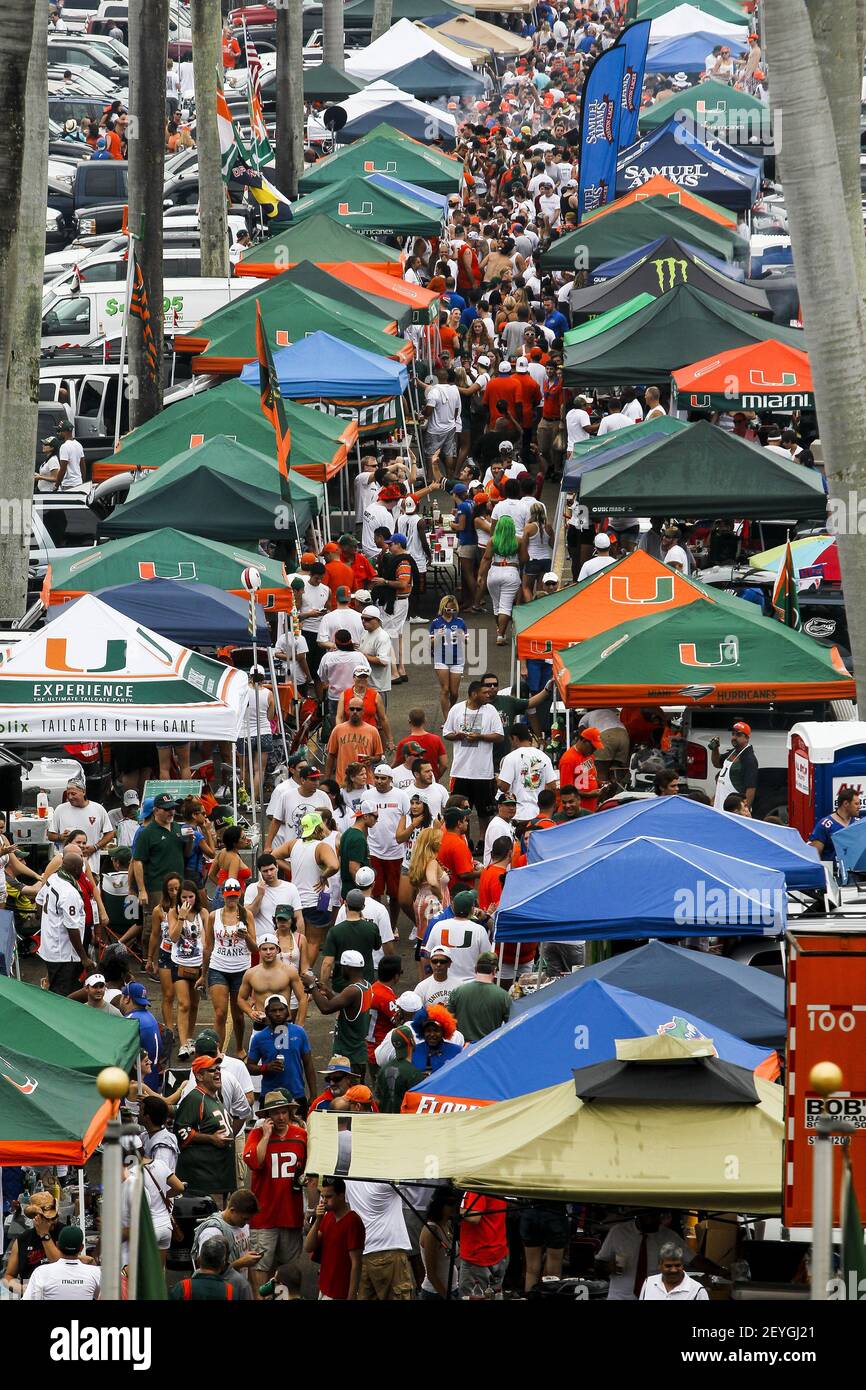 Tailgating football university hi-res stock photography and images - Alamy