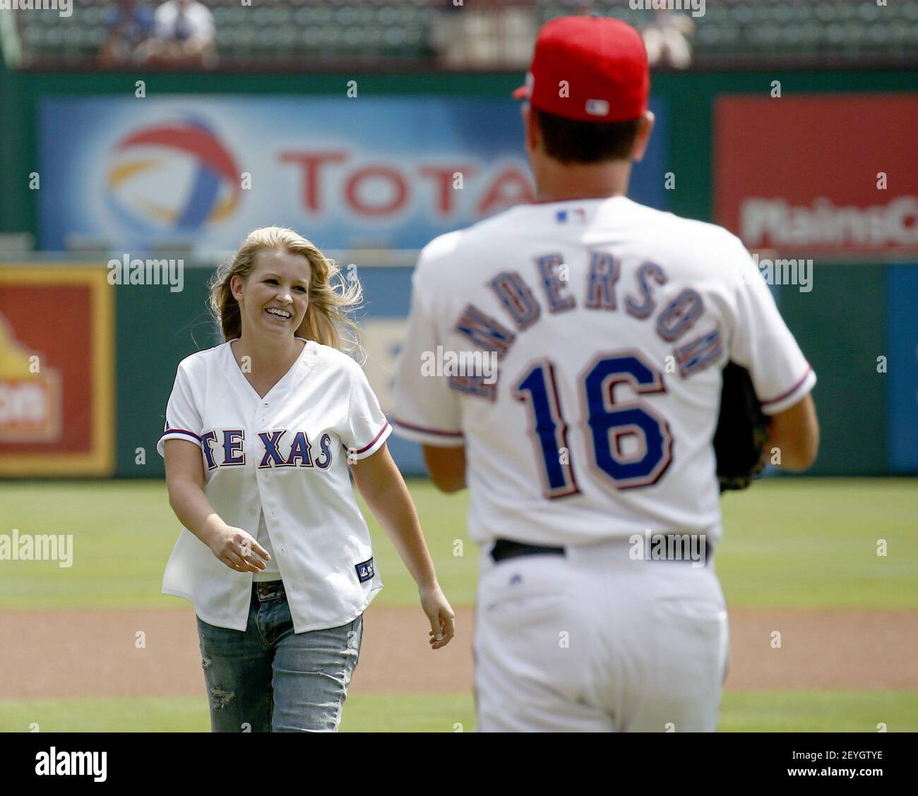 Texas Rangers first base coach Dave Anderson (16) greets former United ...