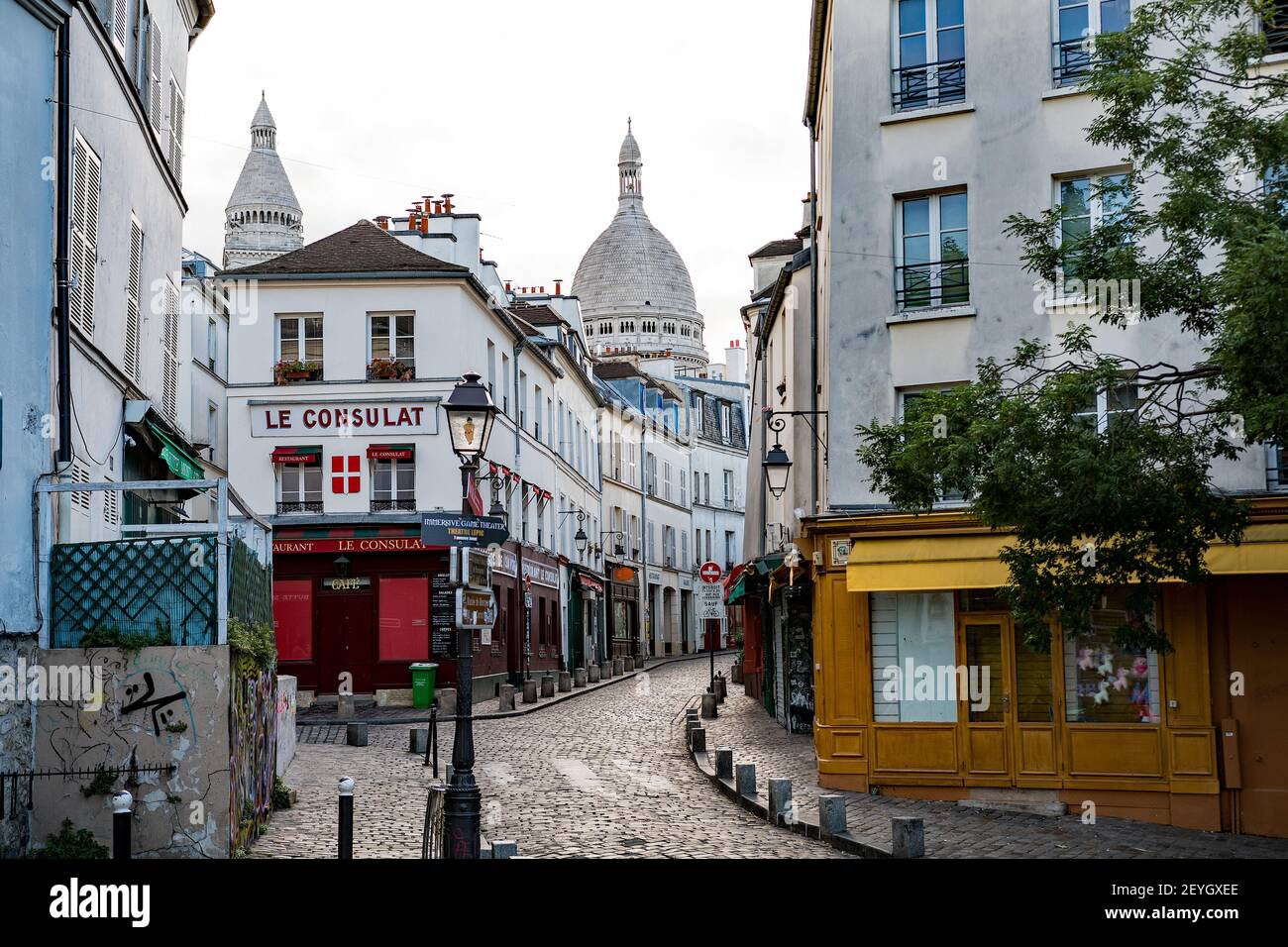 Cobblestone alley paris hi-res stock photography and images - Alamy