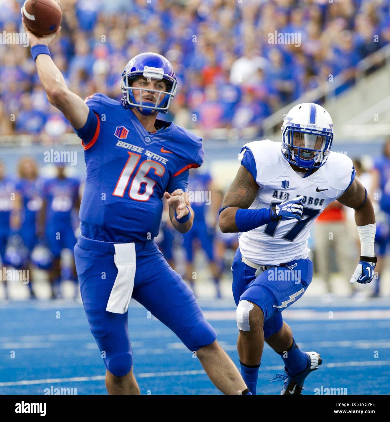 Boise State quarterback Joe Southwick (16) throws a 9-yard touchdown ...