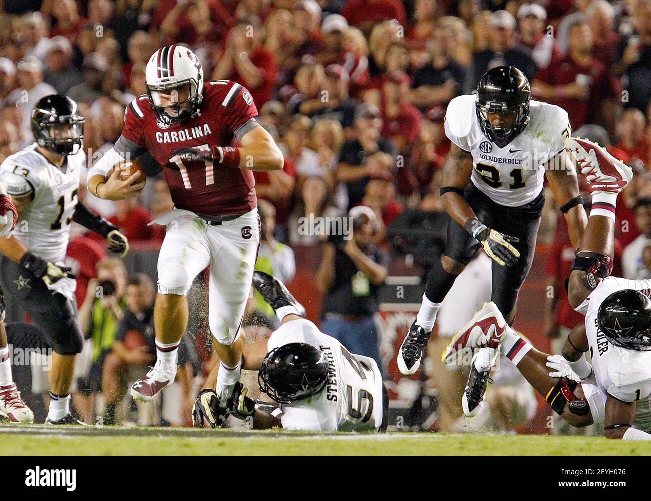South Carolina quarterback Dylan Thompson (17) takes off on a run ...