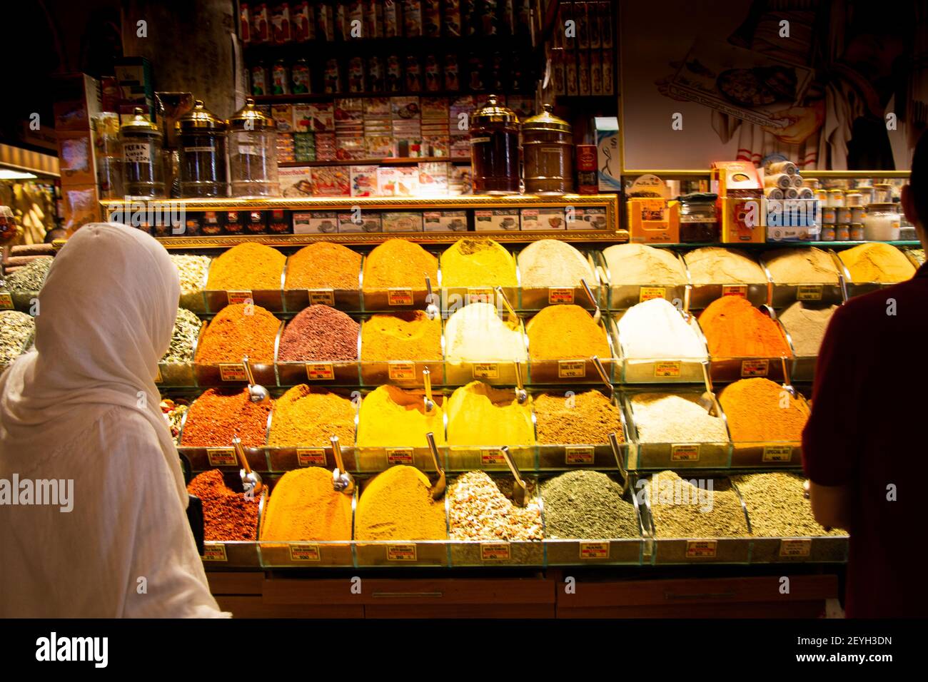 Oriental colorful spices in a traditional Turkish Spice Bazaar Stock ...