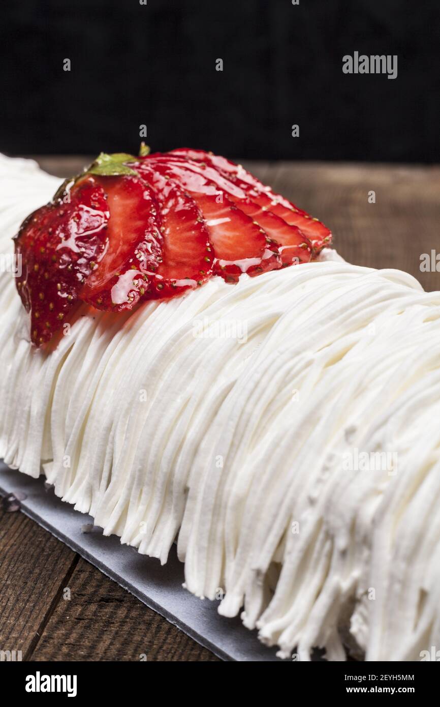 Srawberries on Cake Stock Photo - Alamy