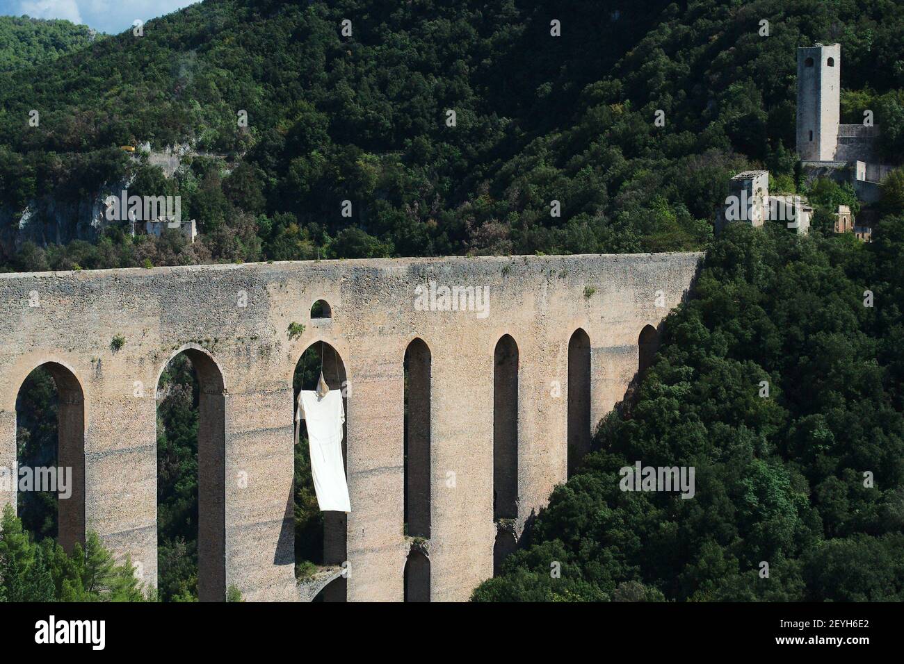 Artist Igor Borozan installs the largest habit ever made with 550 ...