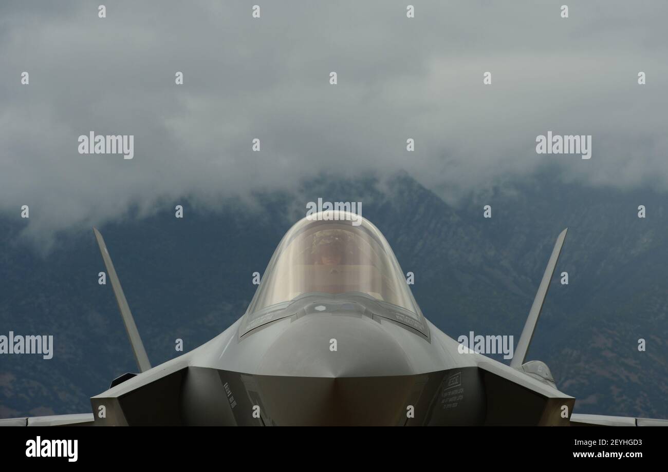 The first U.S. Air Force F-35A Lightning II aircraft to land at Hill ...